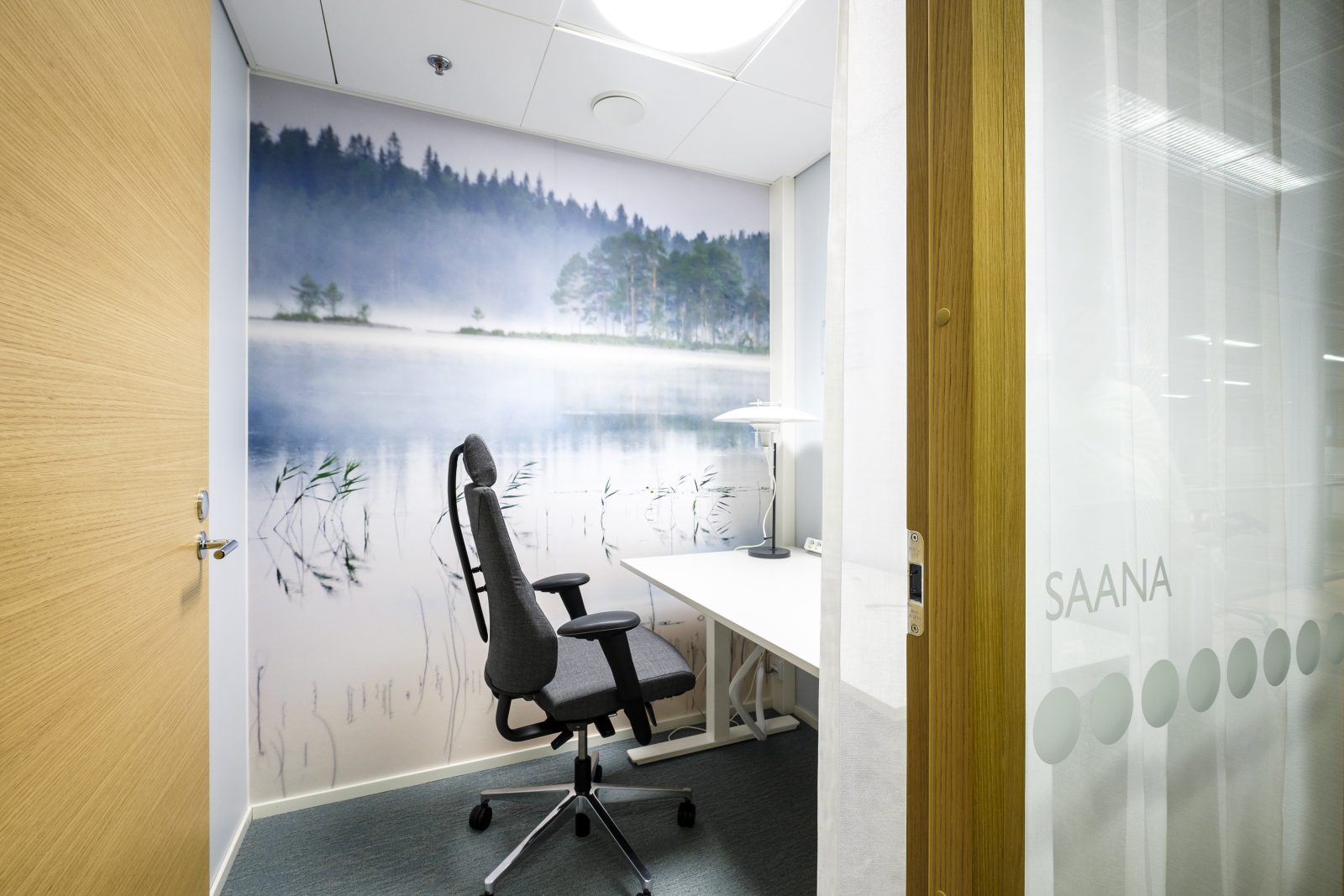 Klivet från kontor med egna rum till kontor utan fasta platser ...